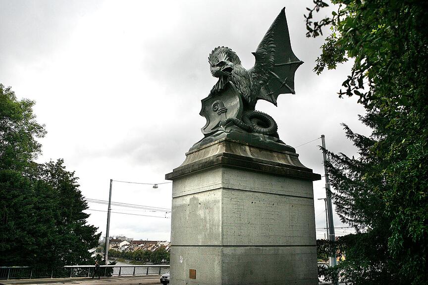 Hingeschaut: Ein Basler Basilisk thront auf der Rippertschwand in ...