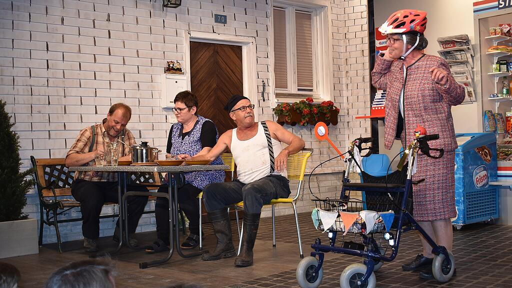 Das Leben von Bauer Hans Nievergelt (links, Roland Kälin), seiner Frau ...