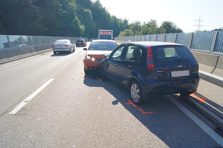 Zwei Autos kollidieren frontal