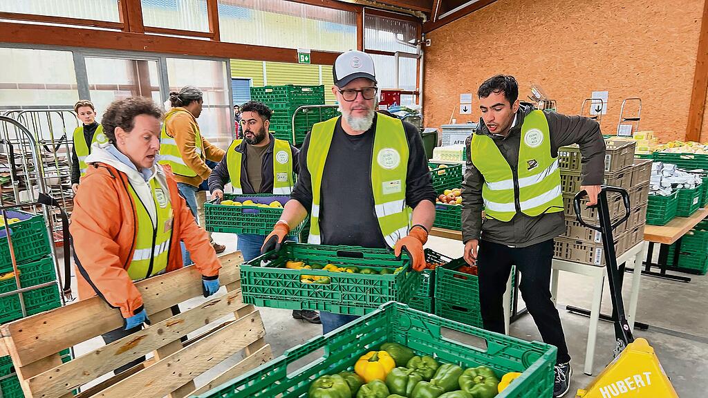 Die Helfenden von «Essen für alle» in Seewen, rechts im Bild ist Omid ...