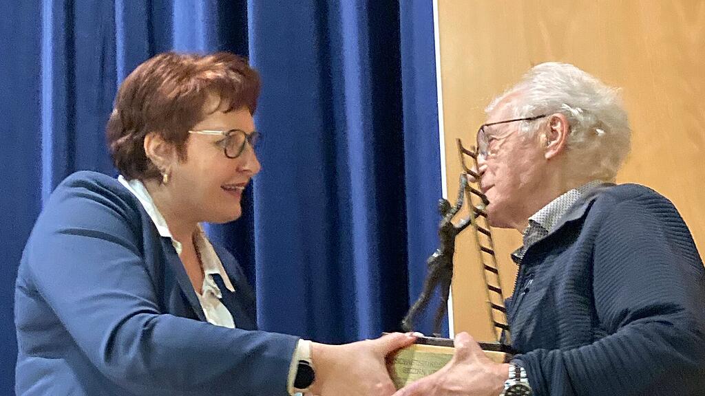 Bezirksrätin Silvia Camenzind überreicht Marzell Camenzind den «Balzli ...