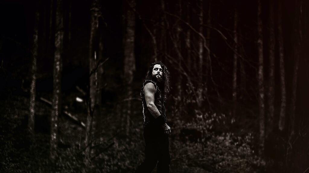 Mit Liedern im Stil von Nordic Ritual Folk verarbeitet Piri Betschart den Suizid seines Vaters.