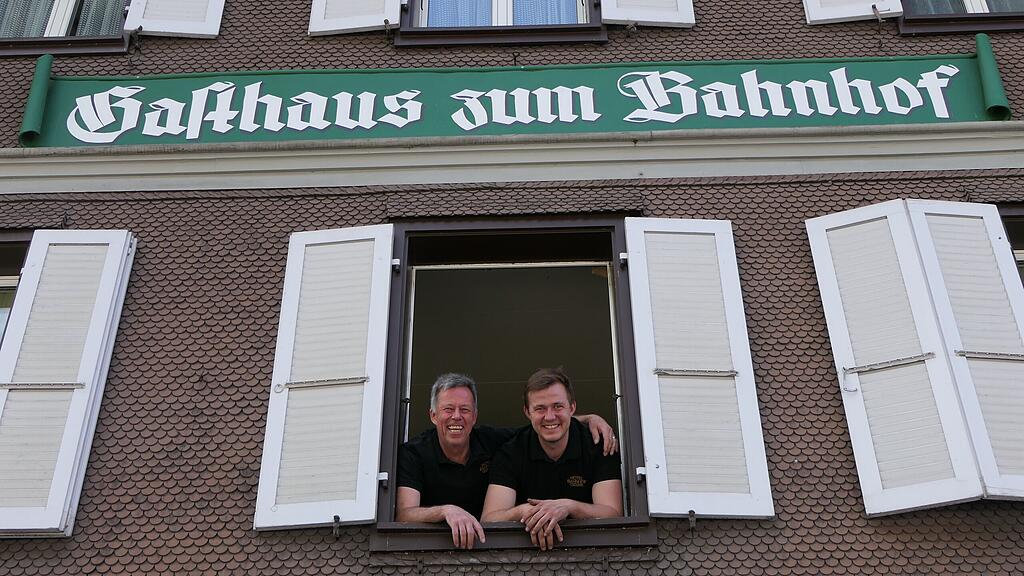 Christoph Zumstein (links) mit seinem Sohn Kevin Zumstein, der das ...