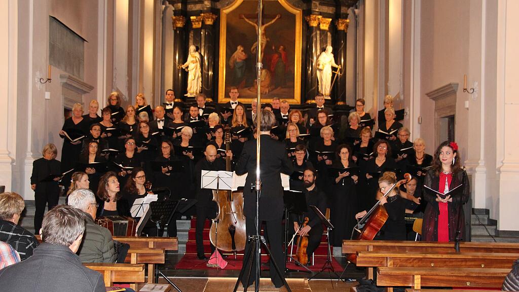 Der AmadeusChor Küssnacht unter der Leitung von Agnes Ryser ...