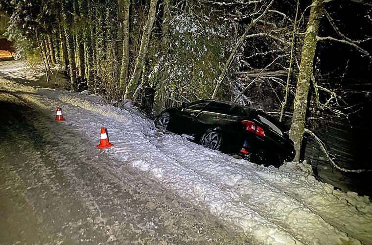 Auto rutscht Böschung hinab und prallt gegen Baum