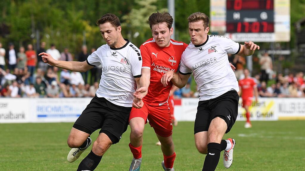 Joshua Bossart wird in die Zange genommen.