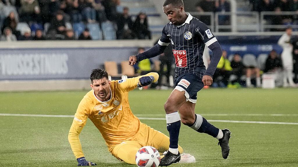 FCL-Stürmer Teddy Okou lässt in dieser Aktion gegen Lausanne-Sport eine ...