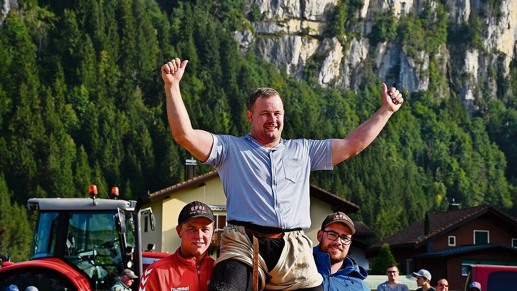 Sieger Christian Schuler auf den Schultern seiner Klubkollegen Jan ...