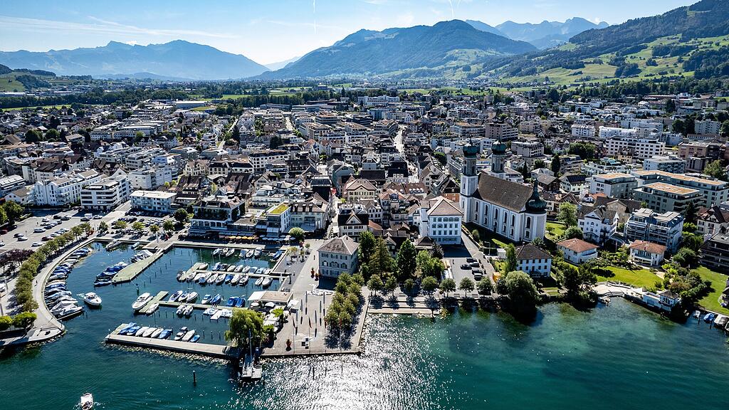 Luftaufnahme der Gemeinde Lachen: Hier leben 2148 Personen pro ...