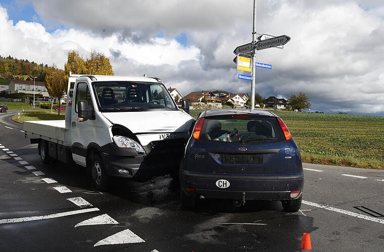 Unfall auf Kreuzung: Zwei Personen verletzt