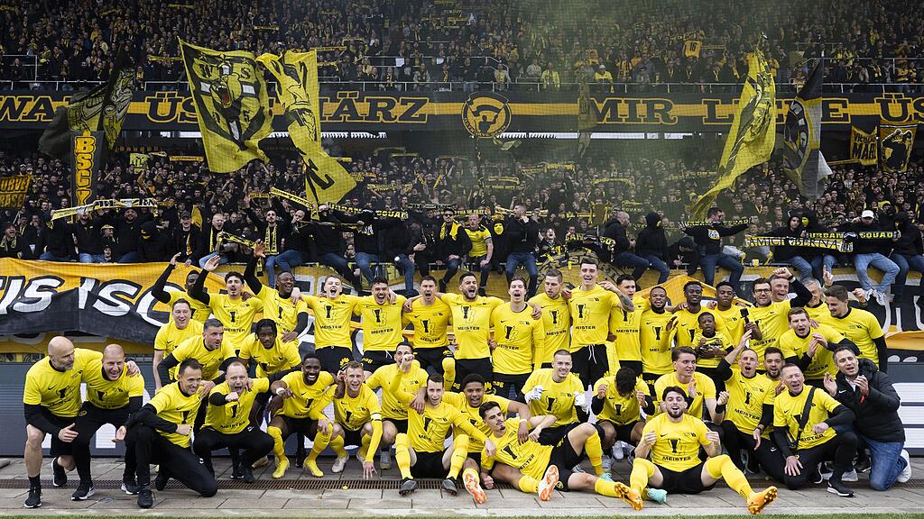 Die YB-Crew posiert vor den Fans. Es ist der 16. Meistertitel der ...