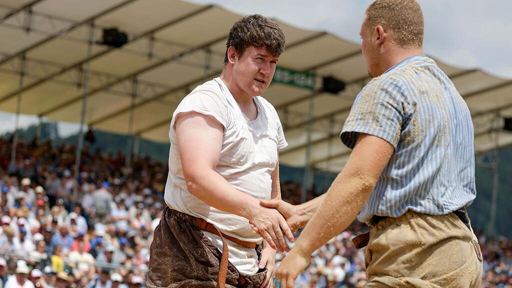 Der Urner Matthias Herger (links) beim Innerschweizer Schwingfest im ...