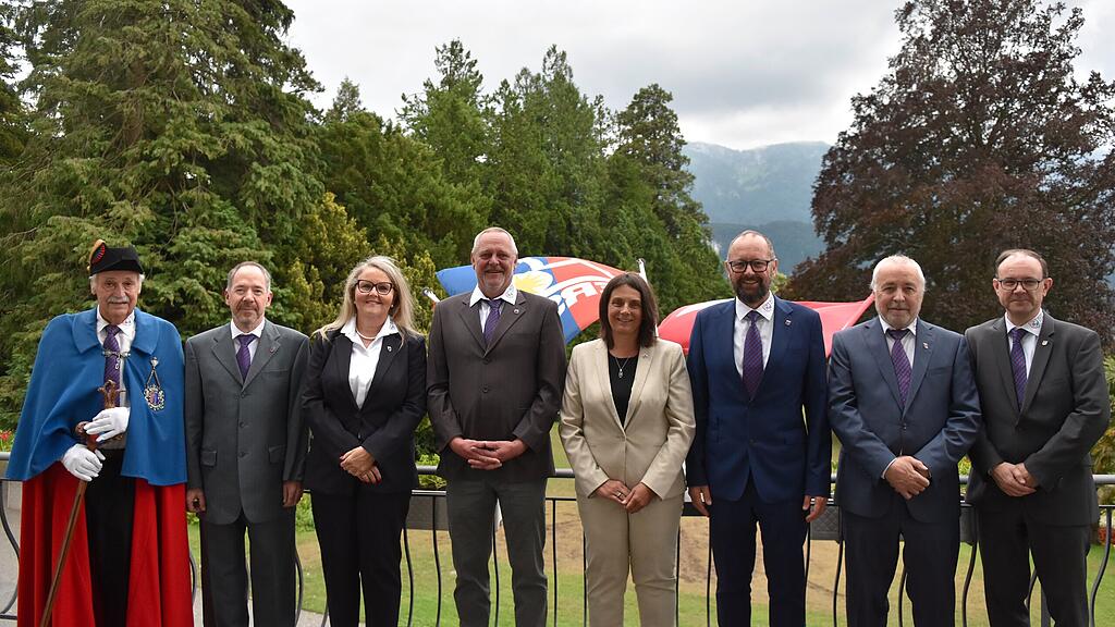 Der neu zusammengestellte Bezirksrat von links: Landweibel Werner ...