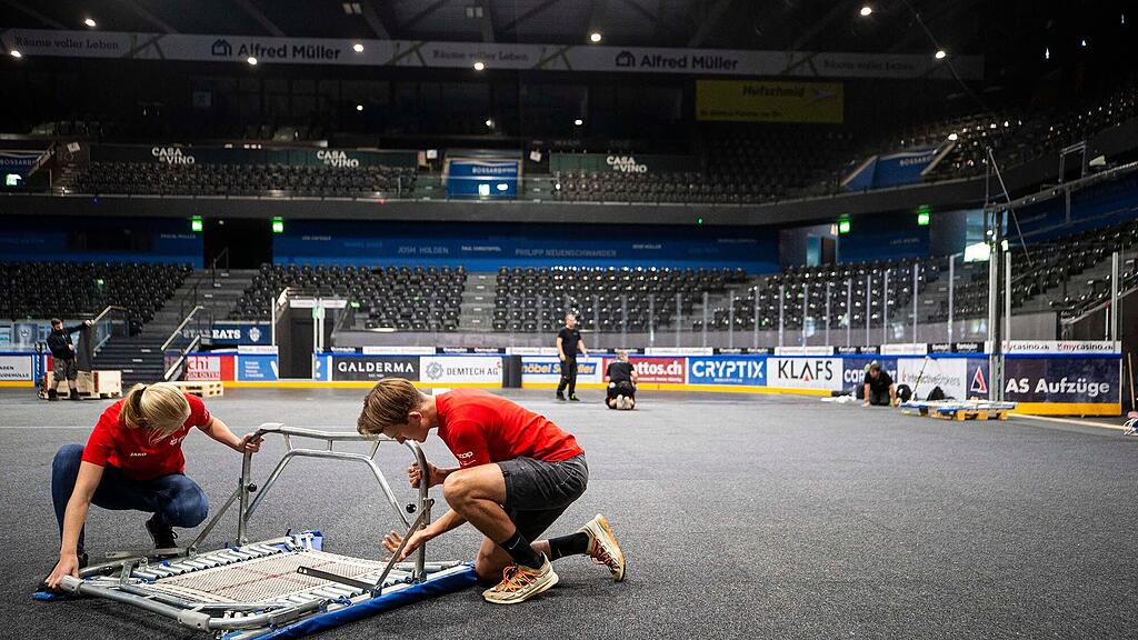 Am Tag vor Beginn des Grossanlasses wird in der Bossard-Arena von allen ...