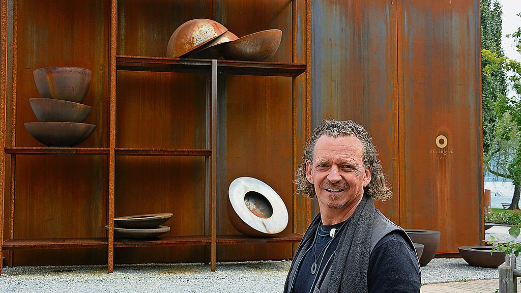 Der Bildhauer und Stahlplastiker Andreas Reichlin vor seinem ...