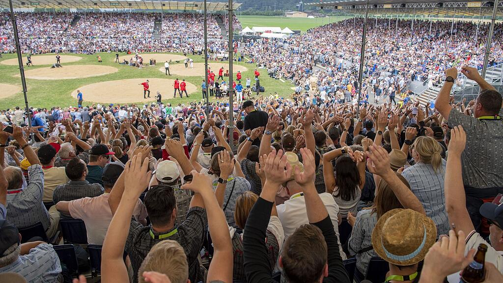 Die Welle brandet durch die Schwingarena.