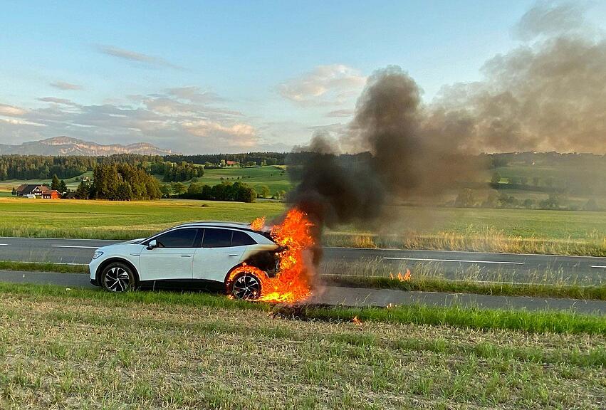 Totalschaden: Auto fängt auf der Kantonsstrasse Feuer