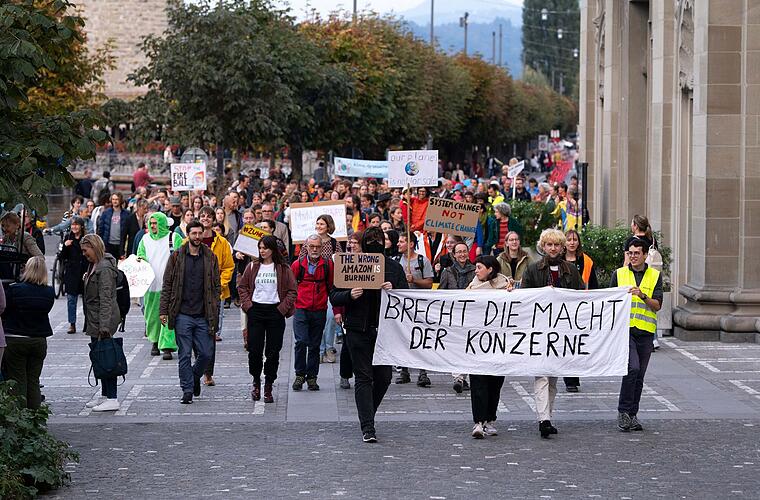 Demonstrantinnen und Demonstranten fordern rasche Klima-Massnahmen