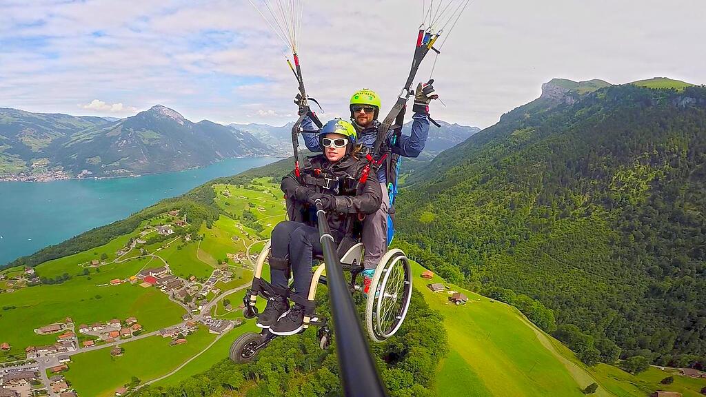 Alpnacherin kann trotz Rollstuhl mit dem Gleitschirm abheben