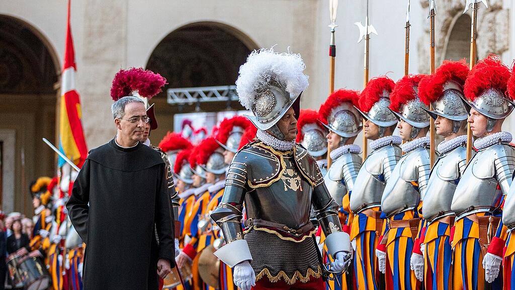 Pater Kolumban Reichlin (vorne links) ist Kaplan der päpstlichen ...