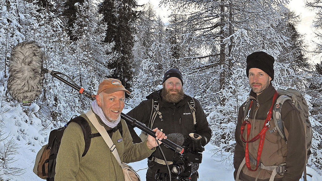 Regisseur Thomas Horat (von links), Kameramann Luzius Wespe und Wolf ...