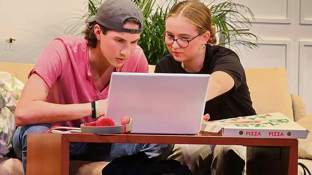 Sie machten zwielichtige Geschäfte im Internet statt zu lernen: Leon ...