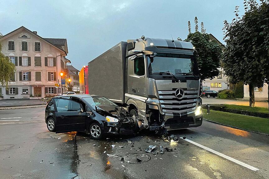Auto kollidiert mit Lastwagen bei einem Rechtsvortritt – drei Personen sind verletzt
