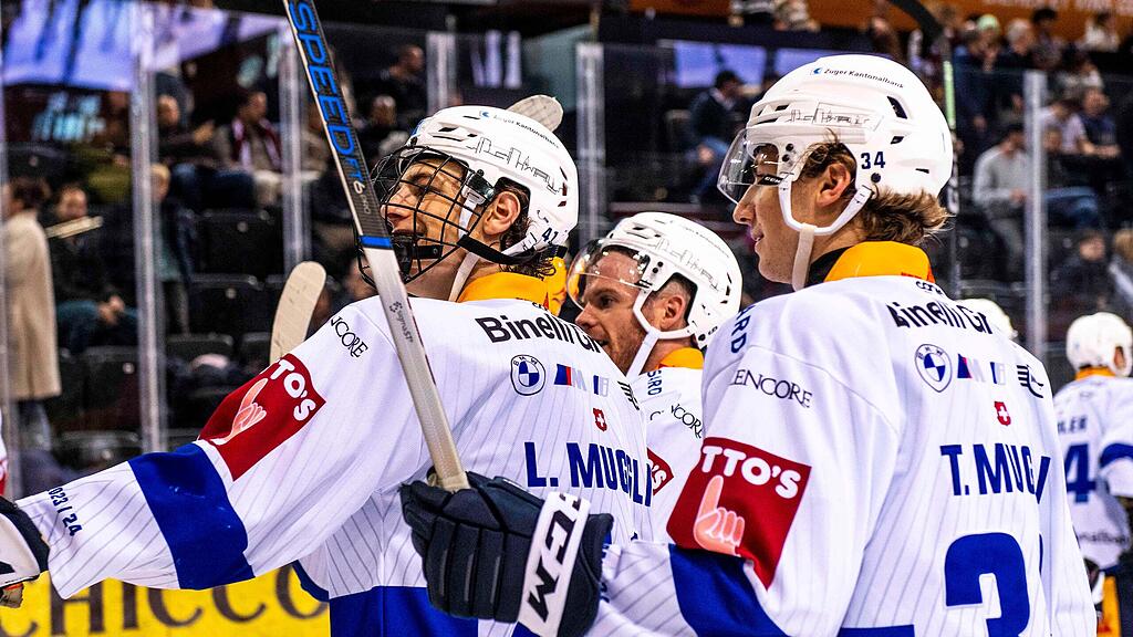 Leon Muggli (links) ist Wegbereiter des 3:2-Erfolgs des EV Zug gegen ...