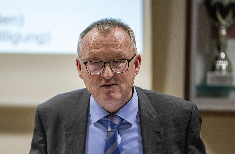 2282557_der-schwyzer-finanzdirektor-herbert-huwiler-svp-aeusserte-sich ...