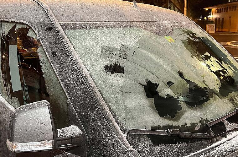 Polizei zieht Autos mit vereisten Scheiben aus dem Verkehr