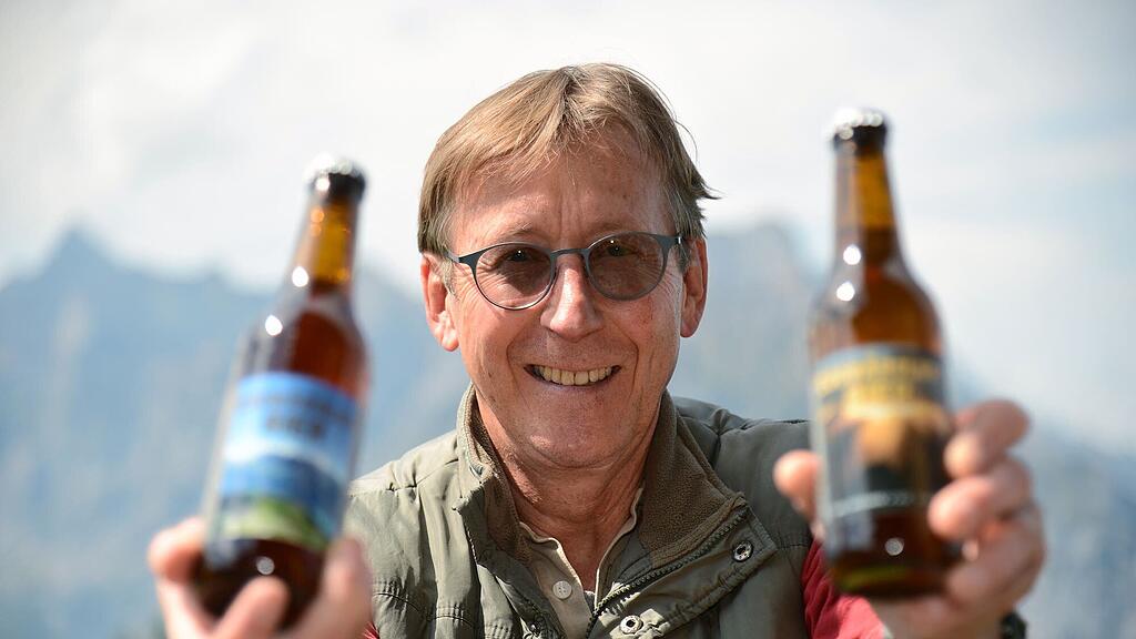 Markus Gander auf seiner Terrasse mit seinen beiden Biersorten. (Bild ...