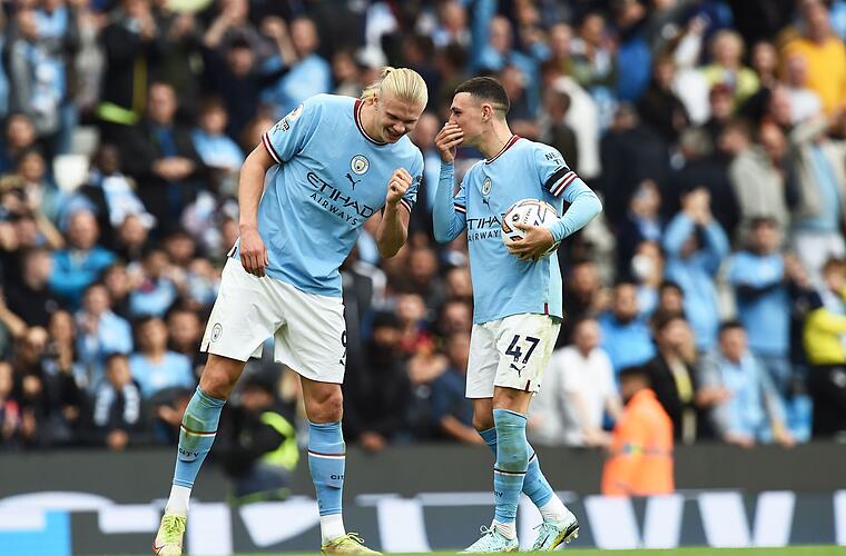Am Ende gab es für beide einen Ball: Erling Haaland und Phil Foden ...