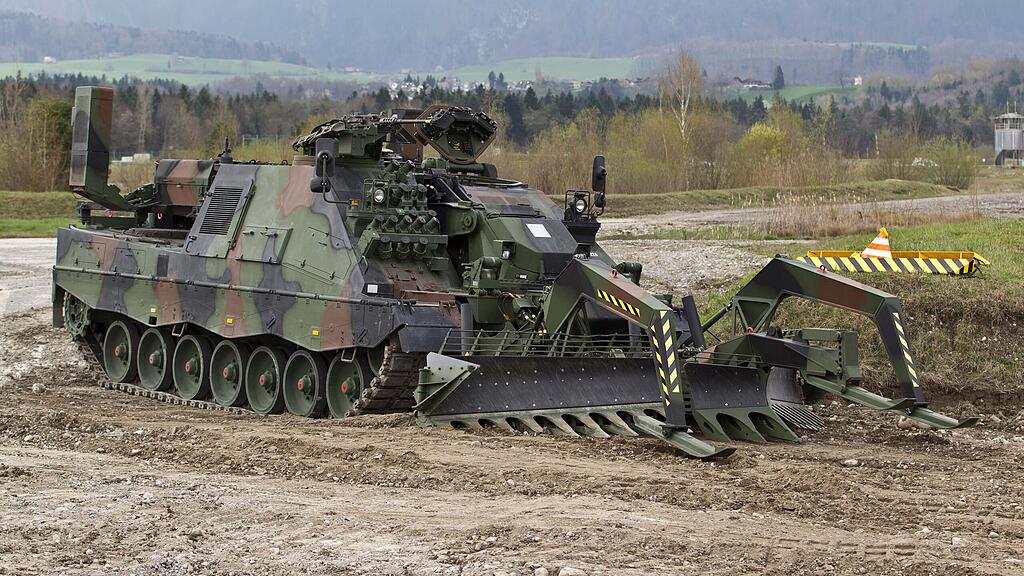 Der Minenräumpanzer G/Mirm Pz Leo. Er räumt Minen in einer Breite von 4 ...