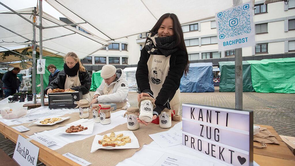 Schülerin Alexia Wu präsentiert eine Backmischung.