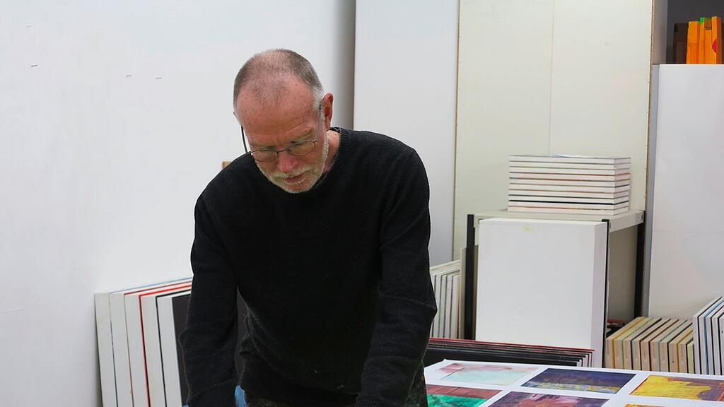 Guido Hauser beim Arbeiten in seinem Atelier in Küssnacht.
