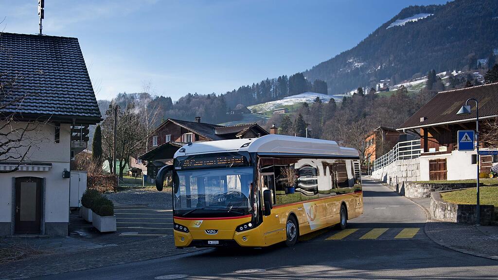 Ein Elektropostauto, unterwegs in Alpnach.