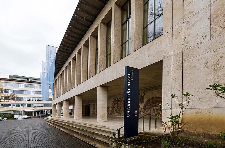 Vom Professor sexuell belästigt: 2 Studentinnen erheben schwere ...