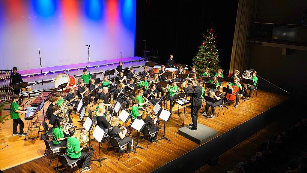 Die Jugendmusik Innerschwyz mit Dirigent Cyrill Greter.