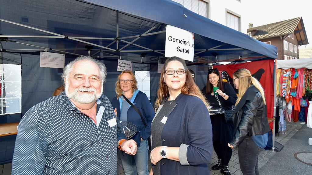 Gemeindepräsident Pirmin Moser (links) vergab mit Gemeinderätin Andrea ...