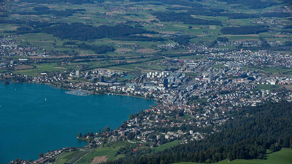 Blick auf die Stadt Zug und die Lorzenebene.
