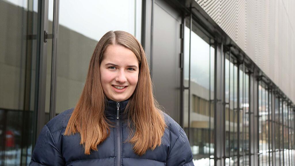 Jessica Wittmann vor der Kantonsschule Obwalden.