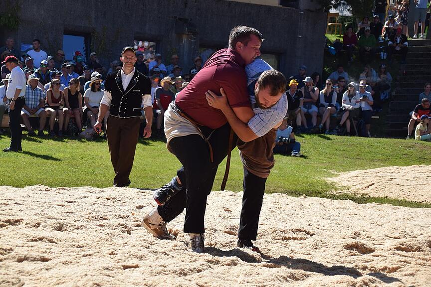 Urner Schwinger Stefan Arnold holt seinen vierten Stoos-Kranz