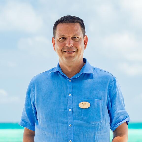 Ein Job am Traumstrand – der Beckenrieder Jonas Amstad führt ein Resort ...