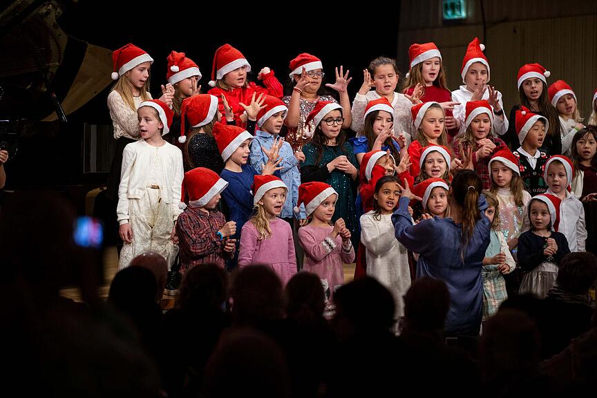 Gemeinsames singen ist ein Brückenbauer zwischen den Generationen