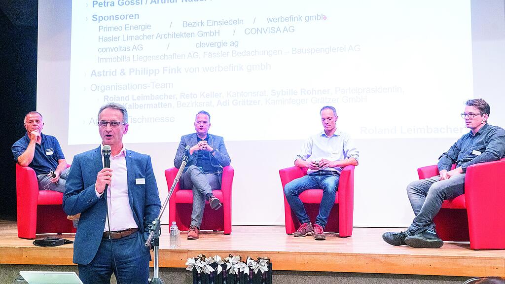 Organisator Roland Laimbacher vor den Teilnehmern der Podiumsdiskussion ...