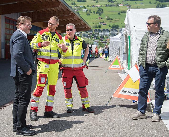 Sanitätshilfsdienste von Nidwalden und Uri proben bei Busunfall den ...