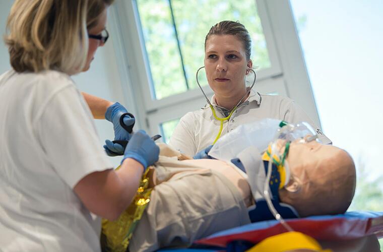 An dieser Puppe üben Ärzte in Nottwil den Notfall