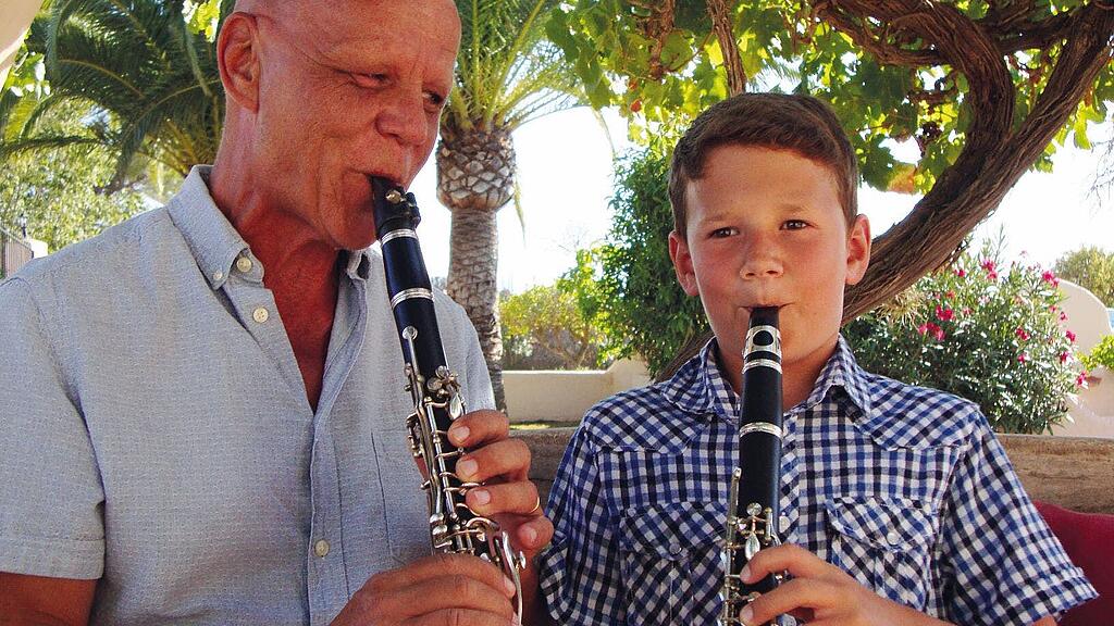 Fritz Dünner übt mit seinem Enkel Leon und schuf ein Notenheft mit ...