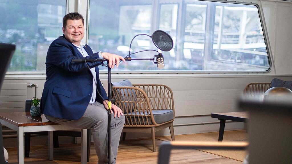 Philipp Hofmann, Geschäftsleiter Zugersee Schifffahrt, in der Lounge ...