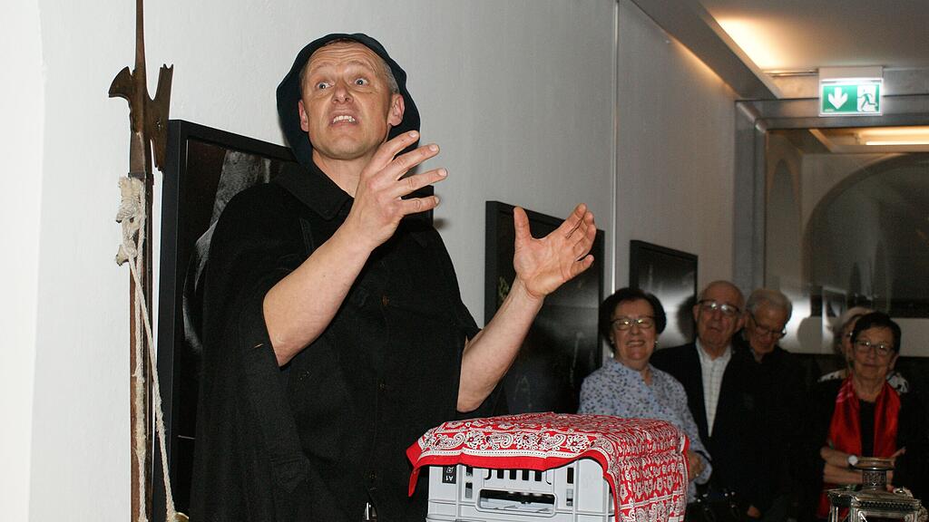 Der Schwyzer Nachtwächter Guido Schuler, wie er leibt und lebt.